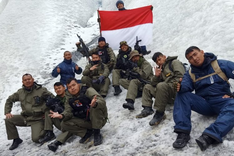 Pendakian Gunung Es Salju Abadi Puncak Soemantri Tanah Papua - Portal ...